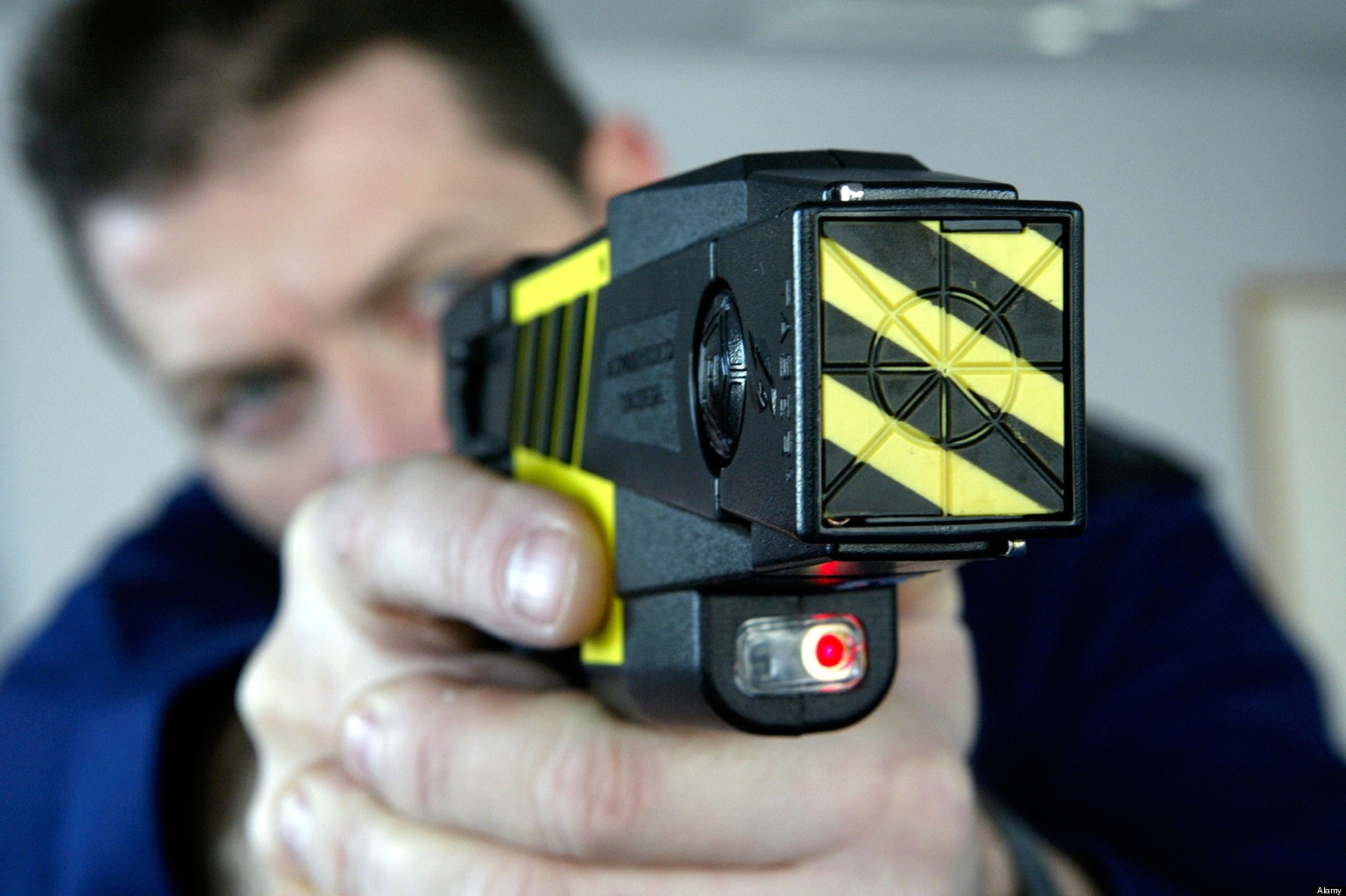 Pistolas Taser: ¿en qué países las usan? - serajusticia